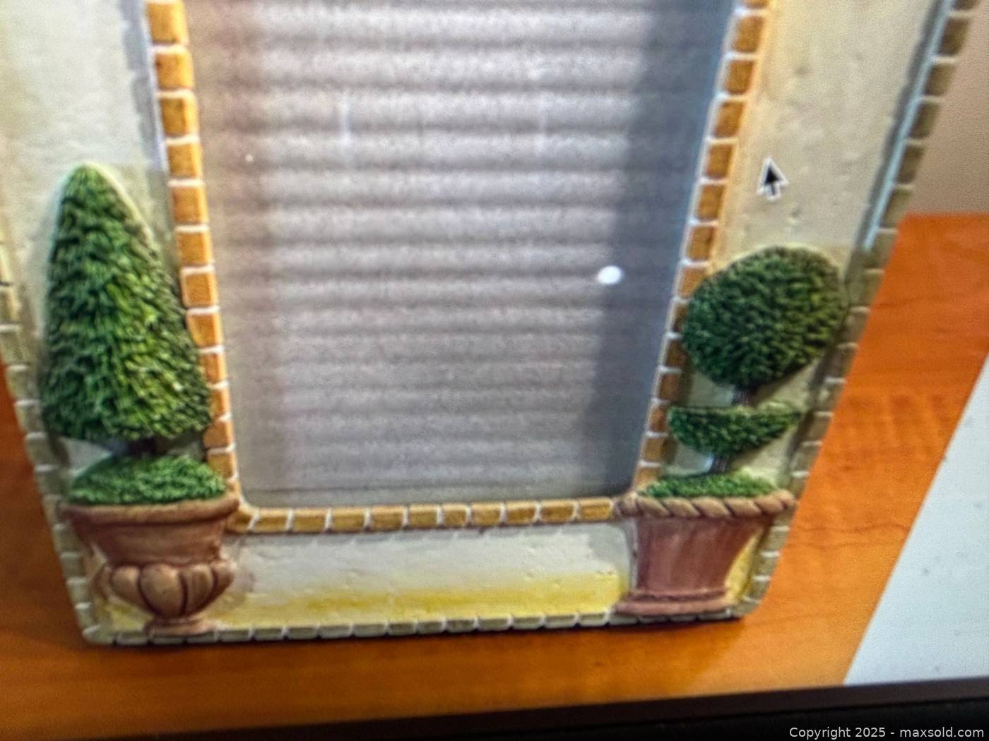 Ceramic photo frame with topiary relief | Maxsold
