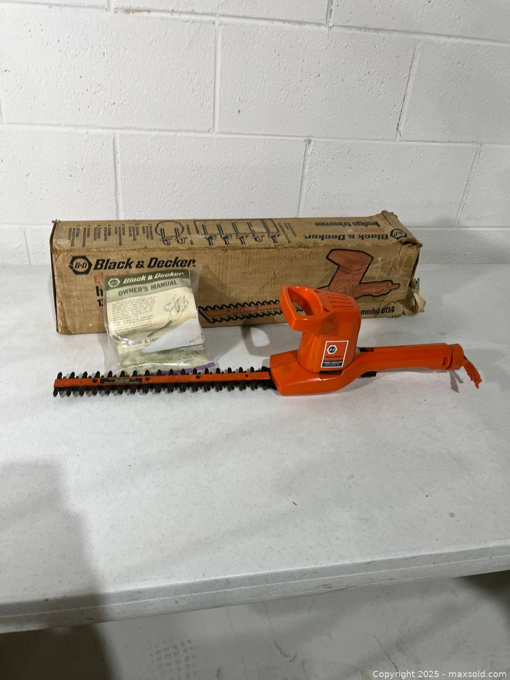 Black Decker 8114 Electric Hedge Trimmer With Box And Manual Maxsold