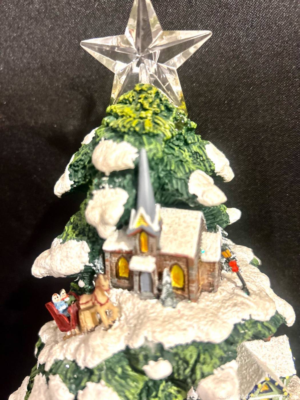Thomas Kinkade 2004 Illuminated Village Christmas Tree | Maxsold