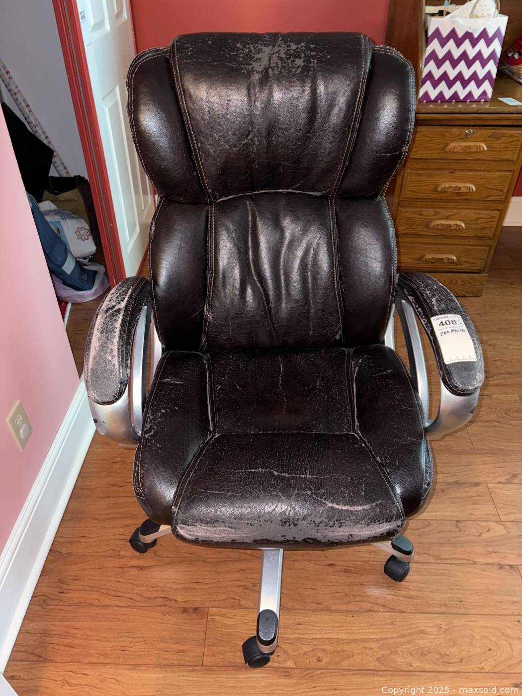 Executive Office Chair in Genuine Leather, Height Adjustable | Maxsold
