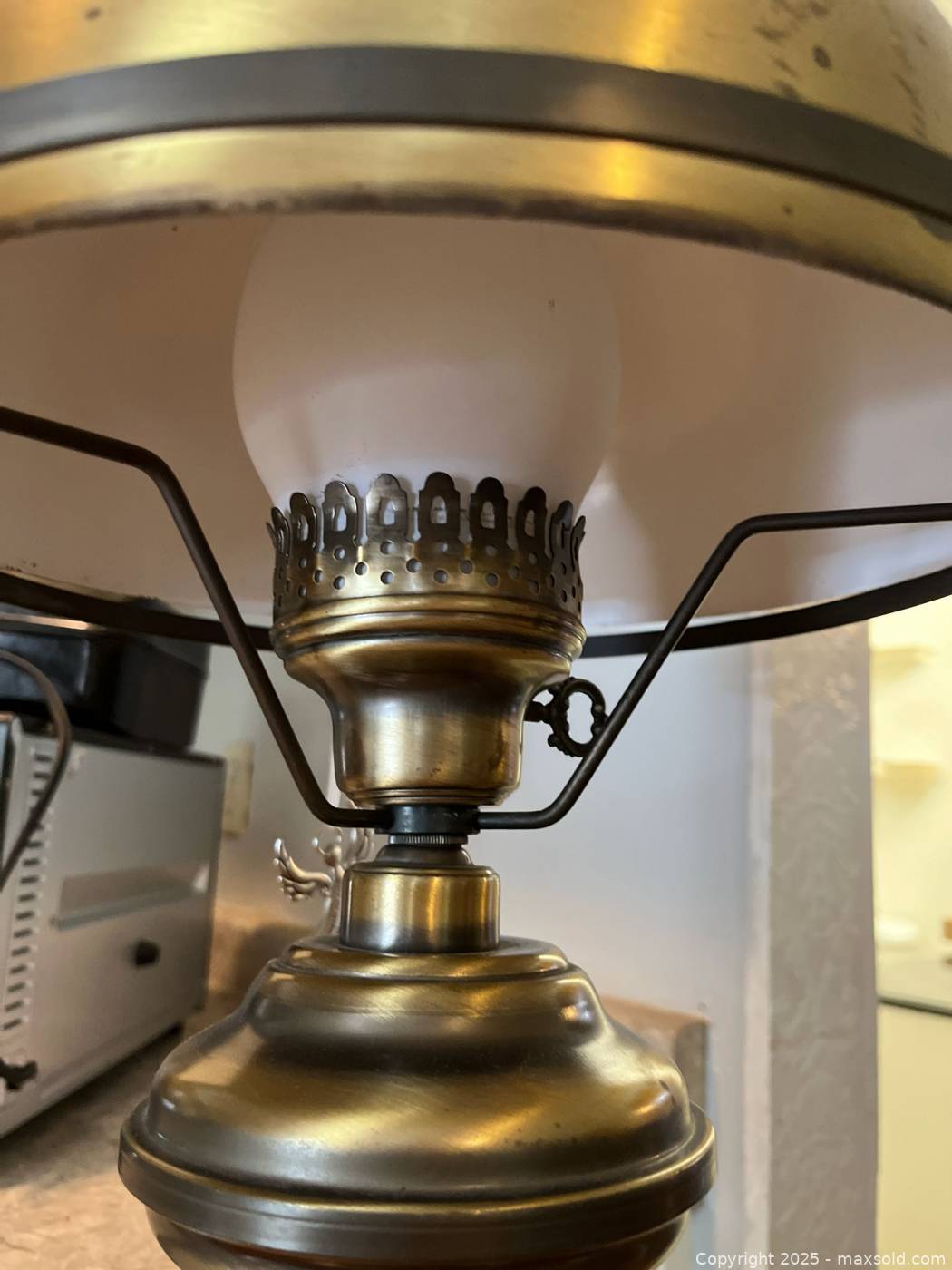 Vintage brass dome table lamp | Maxsold
