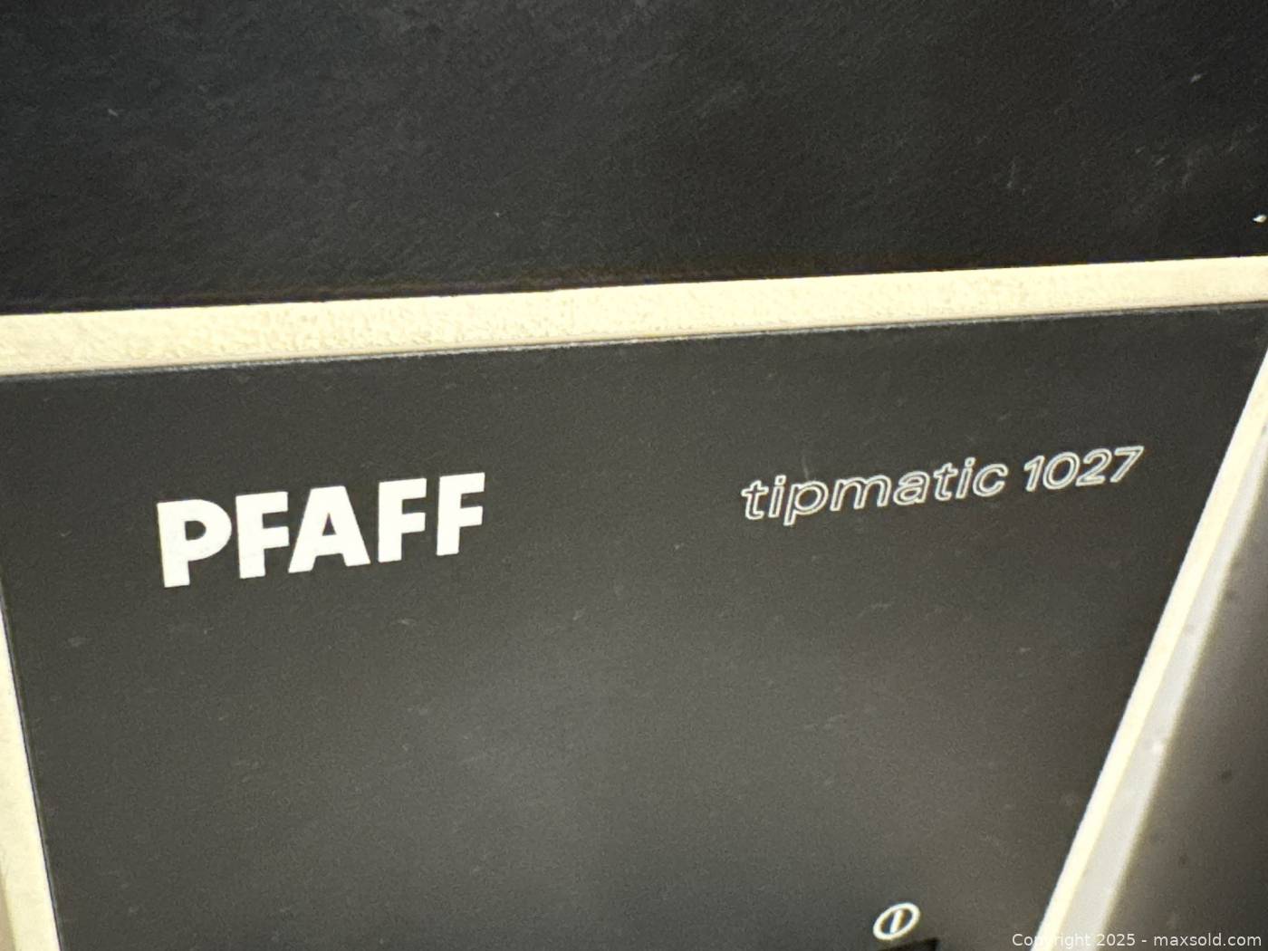 PFAFF Tipmatic 1027 Electric Sewing Machine with Case | Maxsold