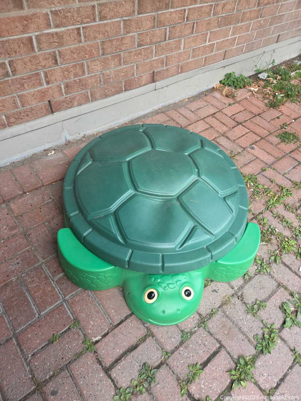 Little Tikes turtle sandbox with lid | Maxsold