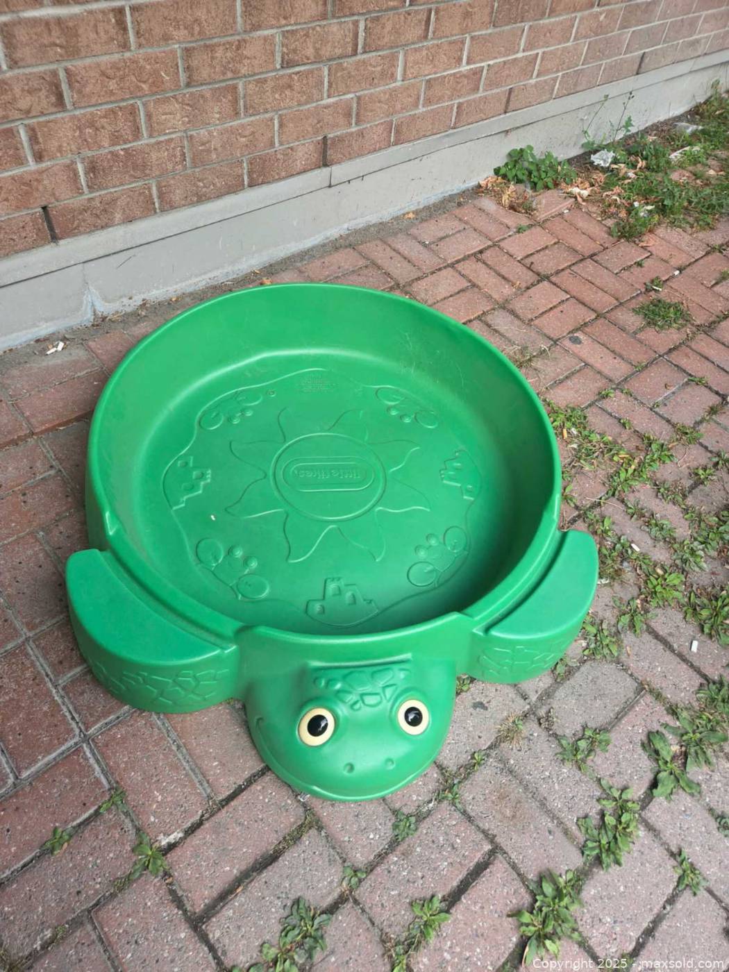 Little Tikes turtle sandbox with lid | Maxsold