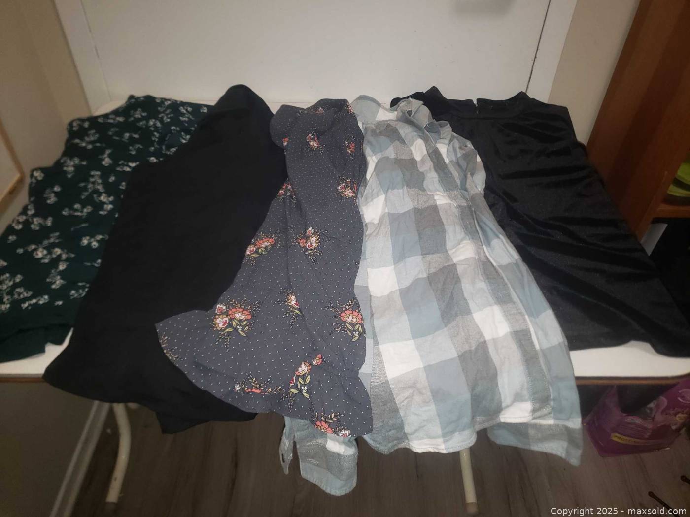 Five women’s extra-large shirts | Maxsold