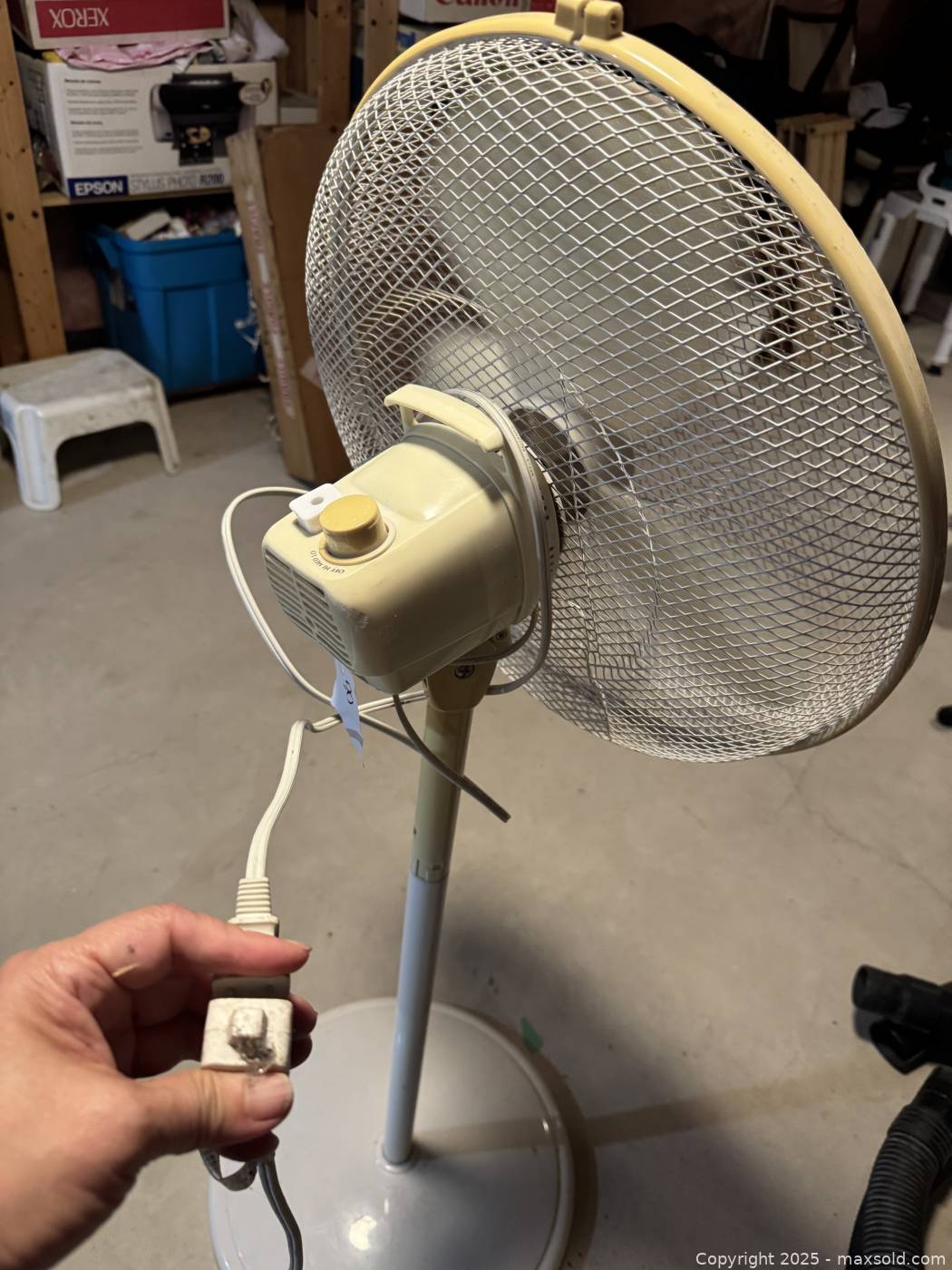 white oscillating pedestal fan | Maxsold