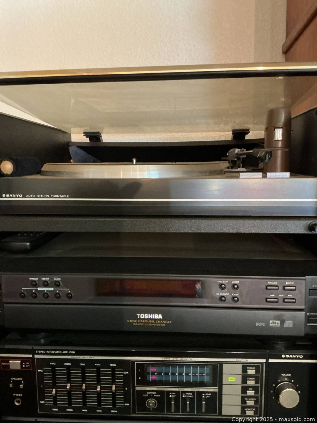 Sanyo stereo system components with speakers | Maxsold