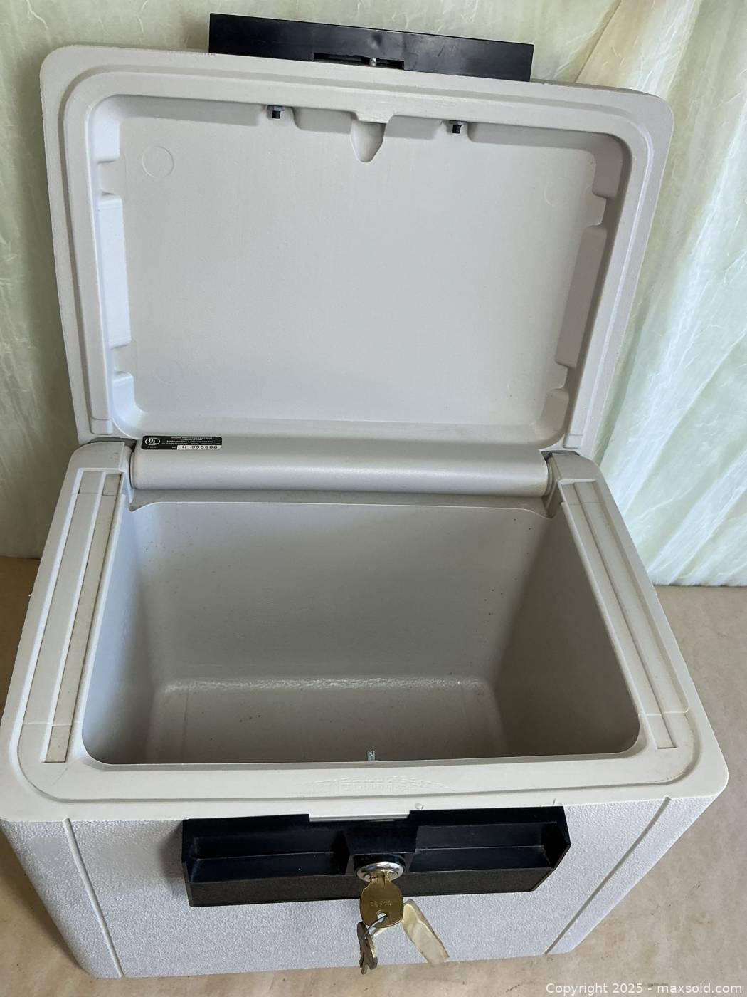Sentry model 1170 fire-safe chest | Maxsold