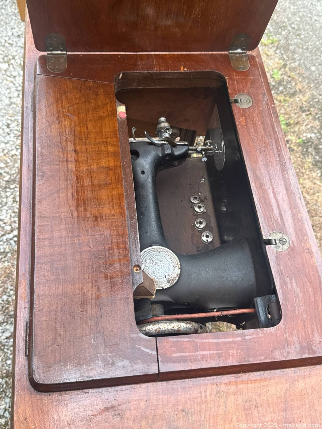 Singer treadle sewing machine cabinet | Maxsold