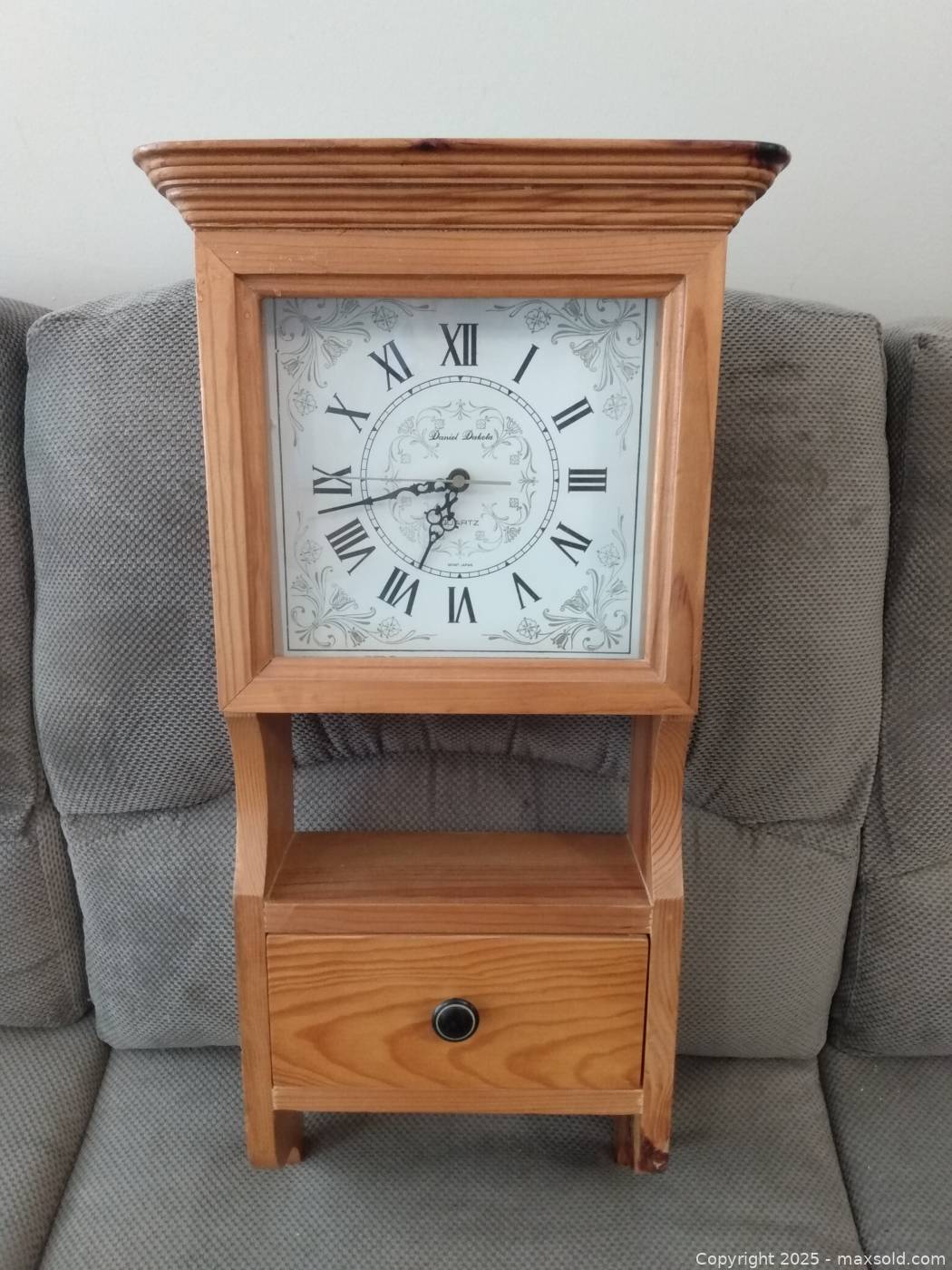 Daniel Dakota wooden mantel mantel clock | Maxsold
