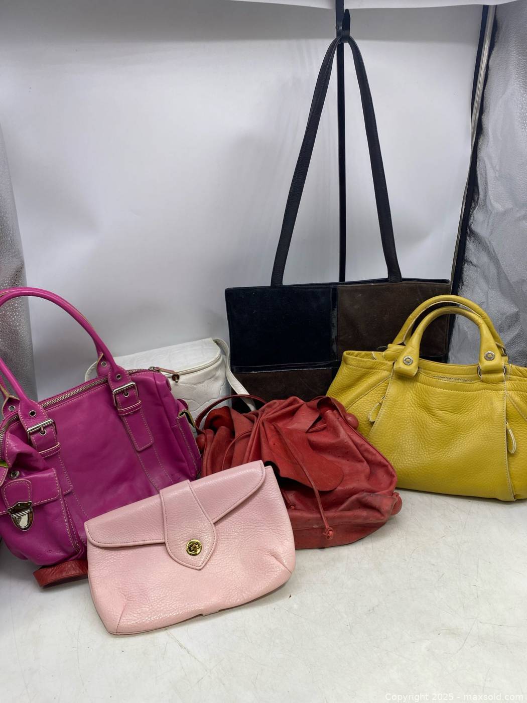Grouping of 6 Preowned Ladies Vintage Handbags and Purses | Maxsold