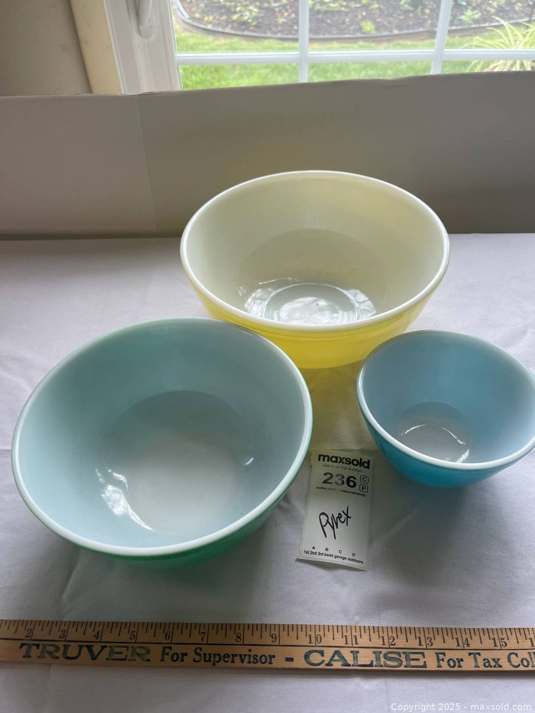 Set of Three Vintage Pyrex Mixing Bowls in Teal, Green, and Yellow ...