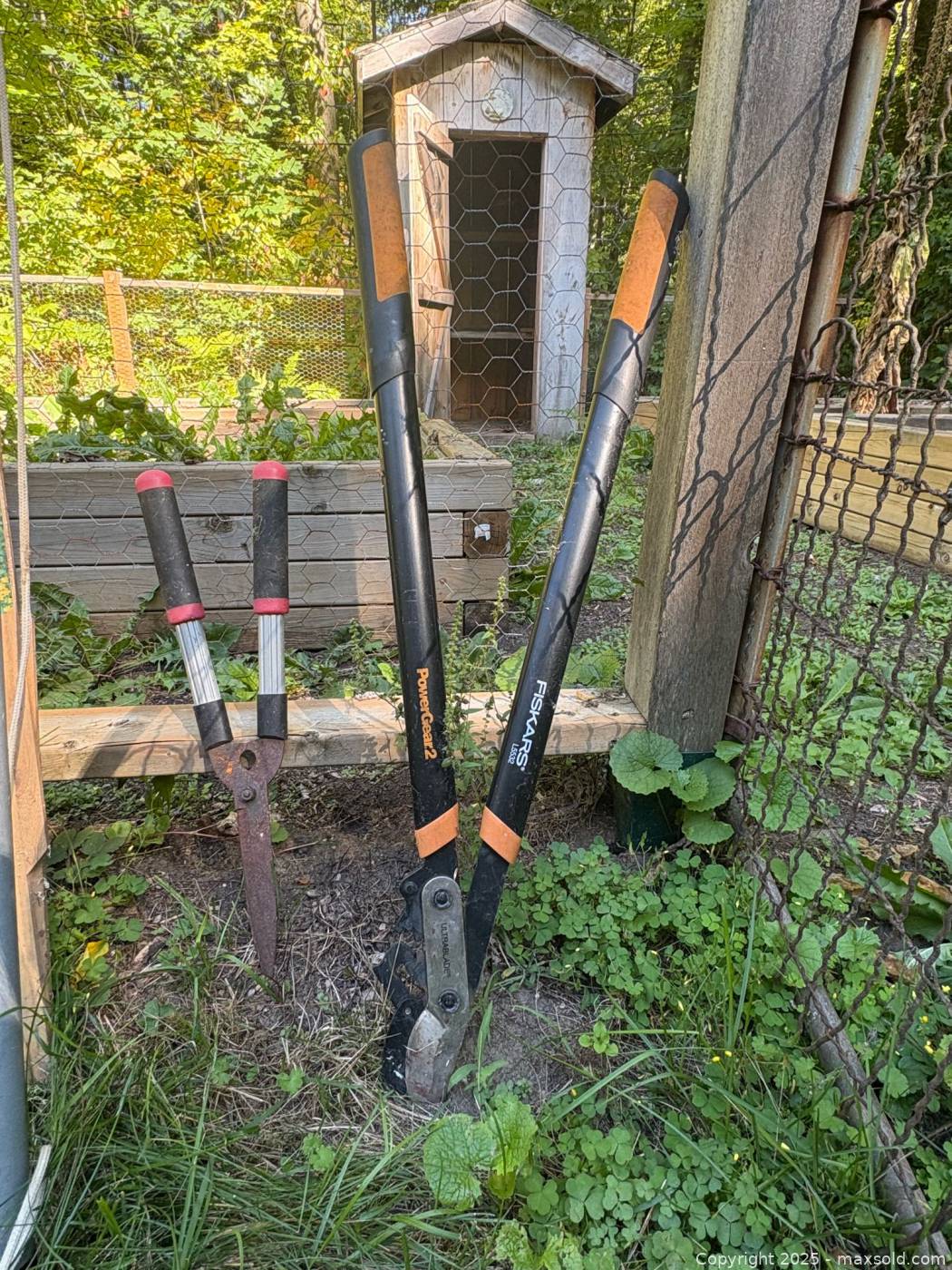 Fiskars PowerGear Lopper, Hedge Shear, 2 Expandable Trellises | Maxsold