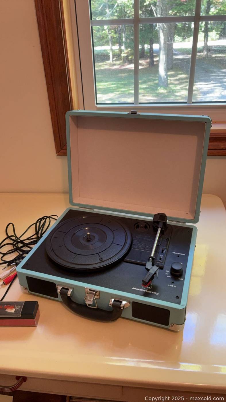 Vintage suitcase record player | Maxsold