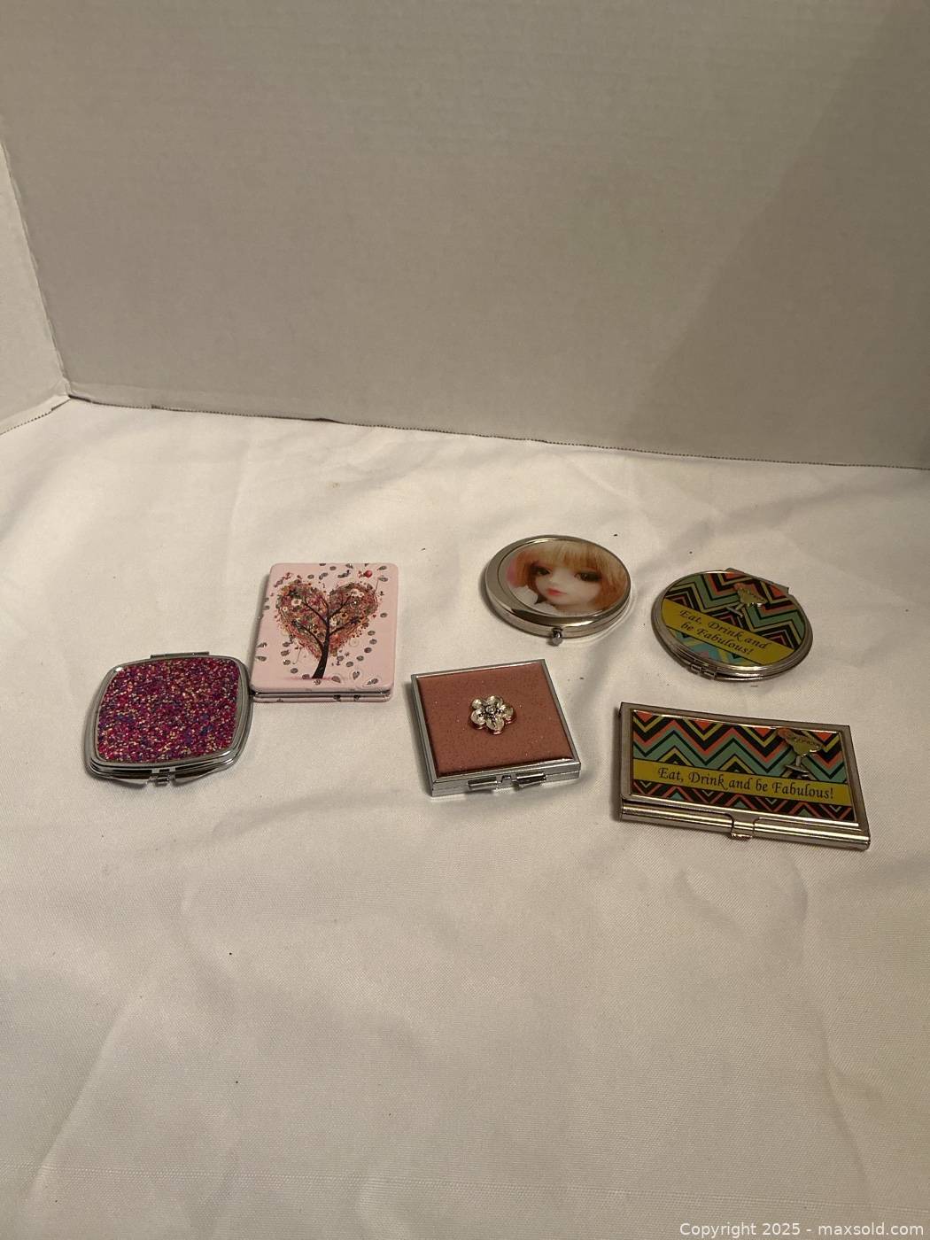 Six assorted compact mirrors | Maxsold