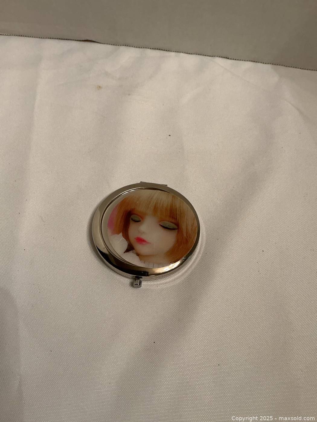 Six assorted compact mirrors | Maxsold