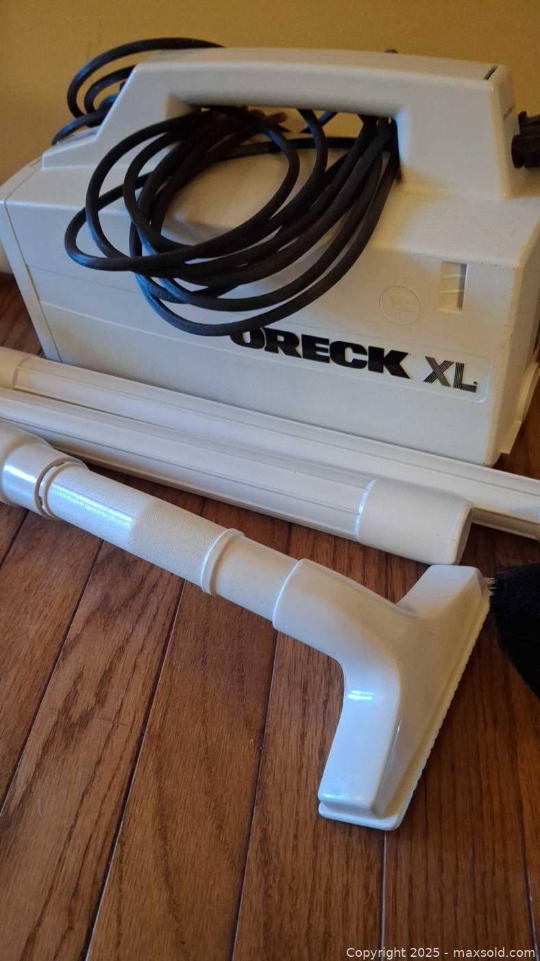 Dyson Air Muscle Vacuum and Oreck XL Vacuum Model BB879-AW | Maxsold