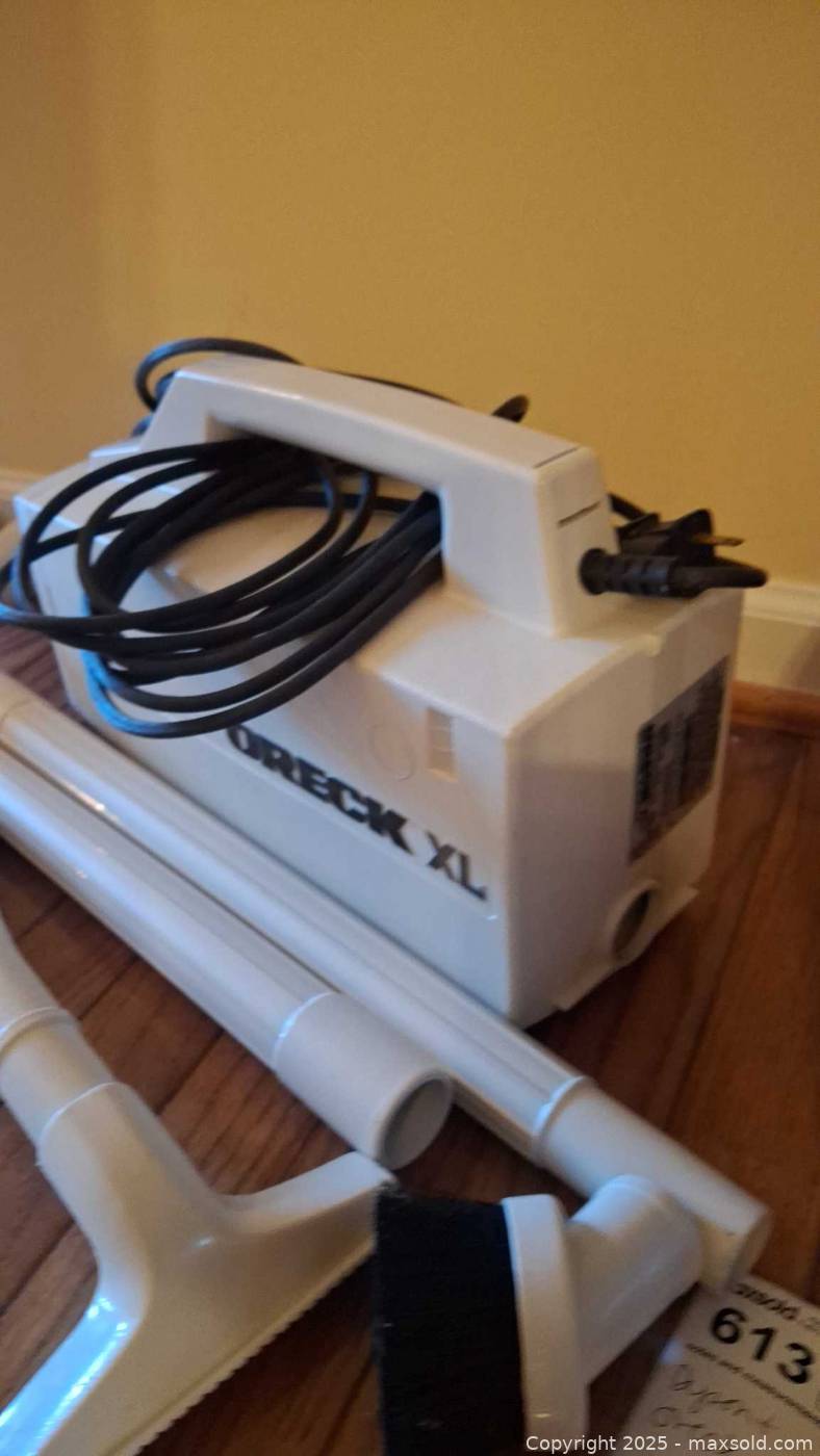 Dyson Air Muscle Vacuum and Oreck XL Vacuum Model BB879-AW | Maxsold