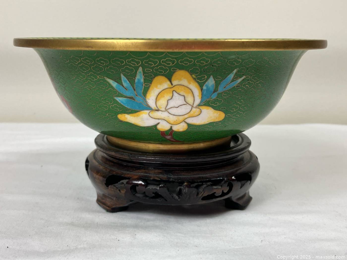 Chinese Jingfa green cloisonné bowl with wooden stand | Maxsold