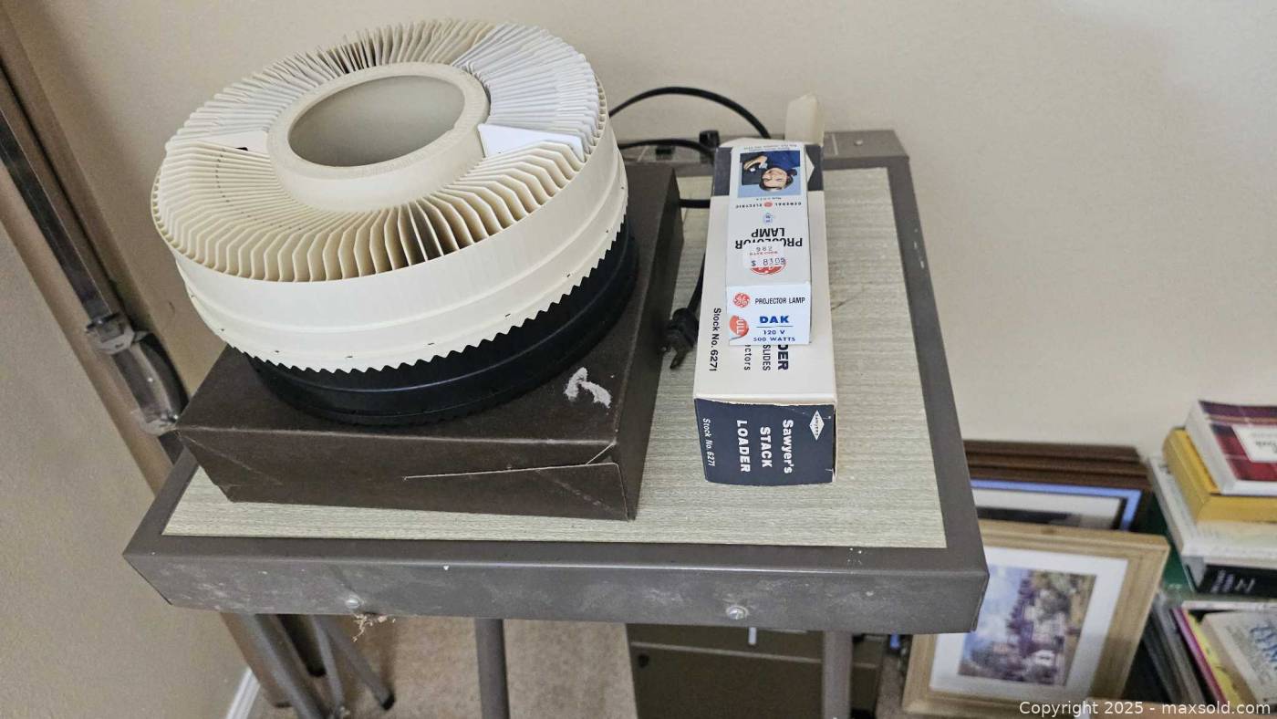 Slide projector, screen, table, accessories | Maxsold