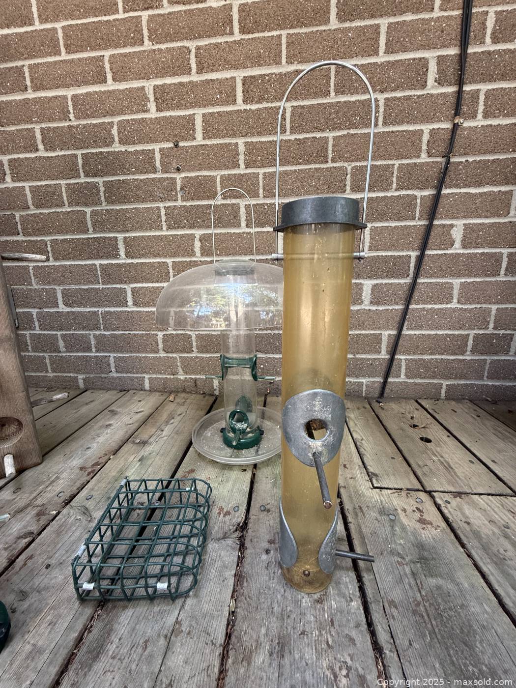 Bird feeders and small live animal trap | Maxsold