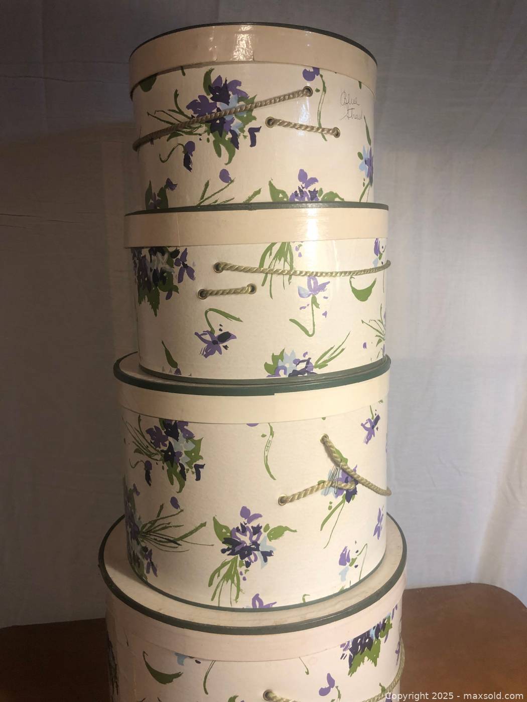 Bonwit Teller nesting hat boxes | Maxsold