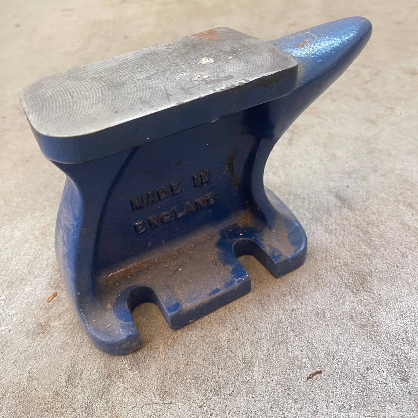 Blue cast bench anvil made in England | Maxsold