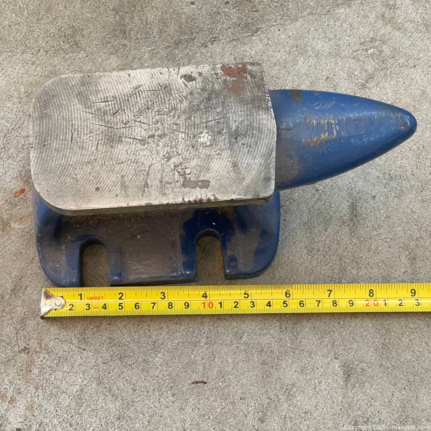 Blue cast bench anvil made in England | Maxsold
