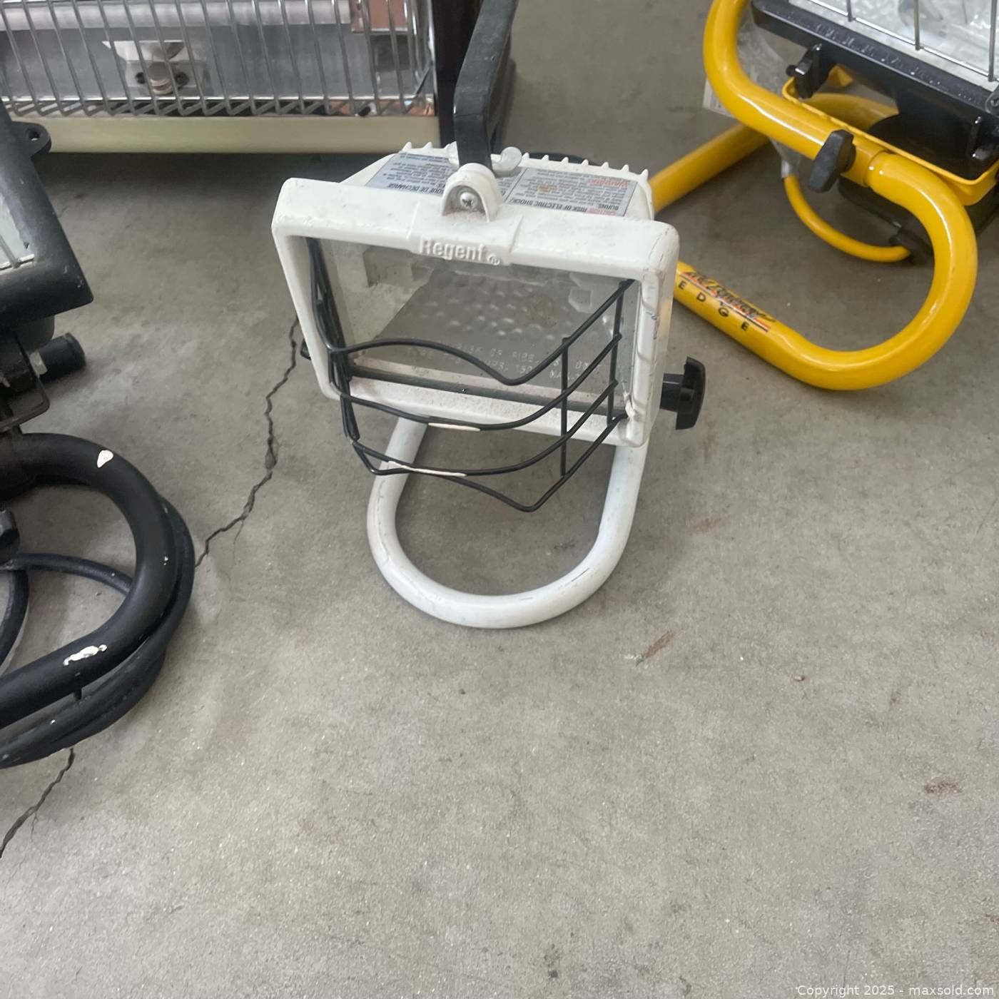 Space heater with four halogen work lights | Maxsold