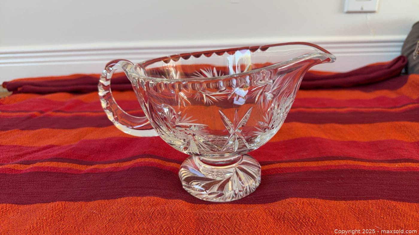 Cut crystal gravy boat with pedestal foot | Maxsold