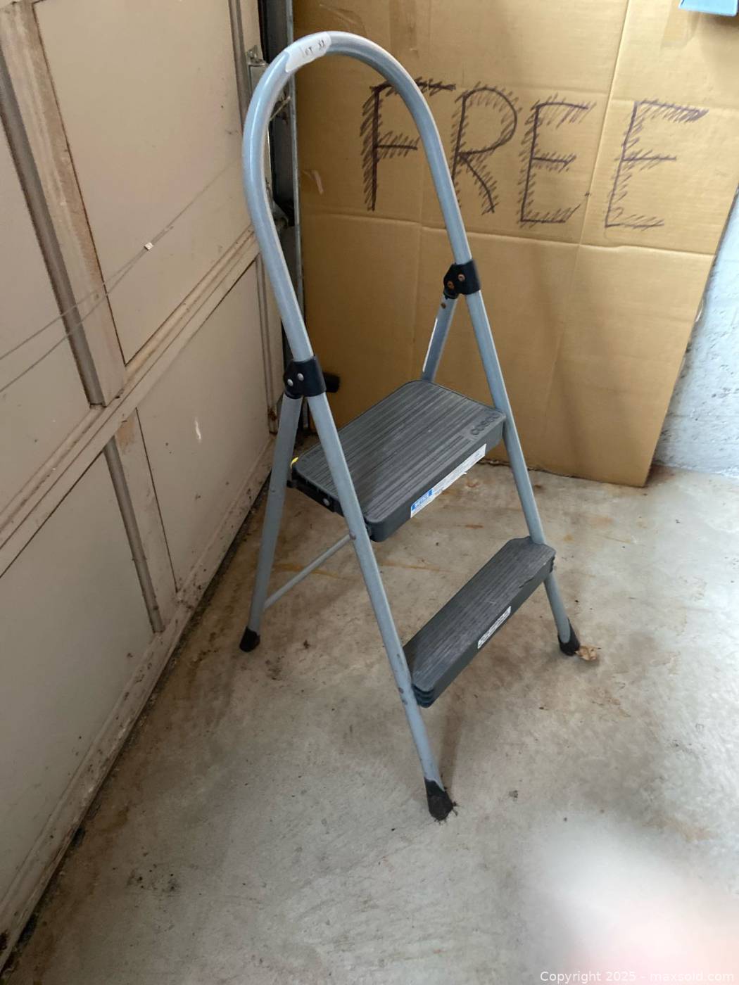 Cosco 2-step folding step ladder | Maxsold