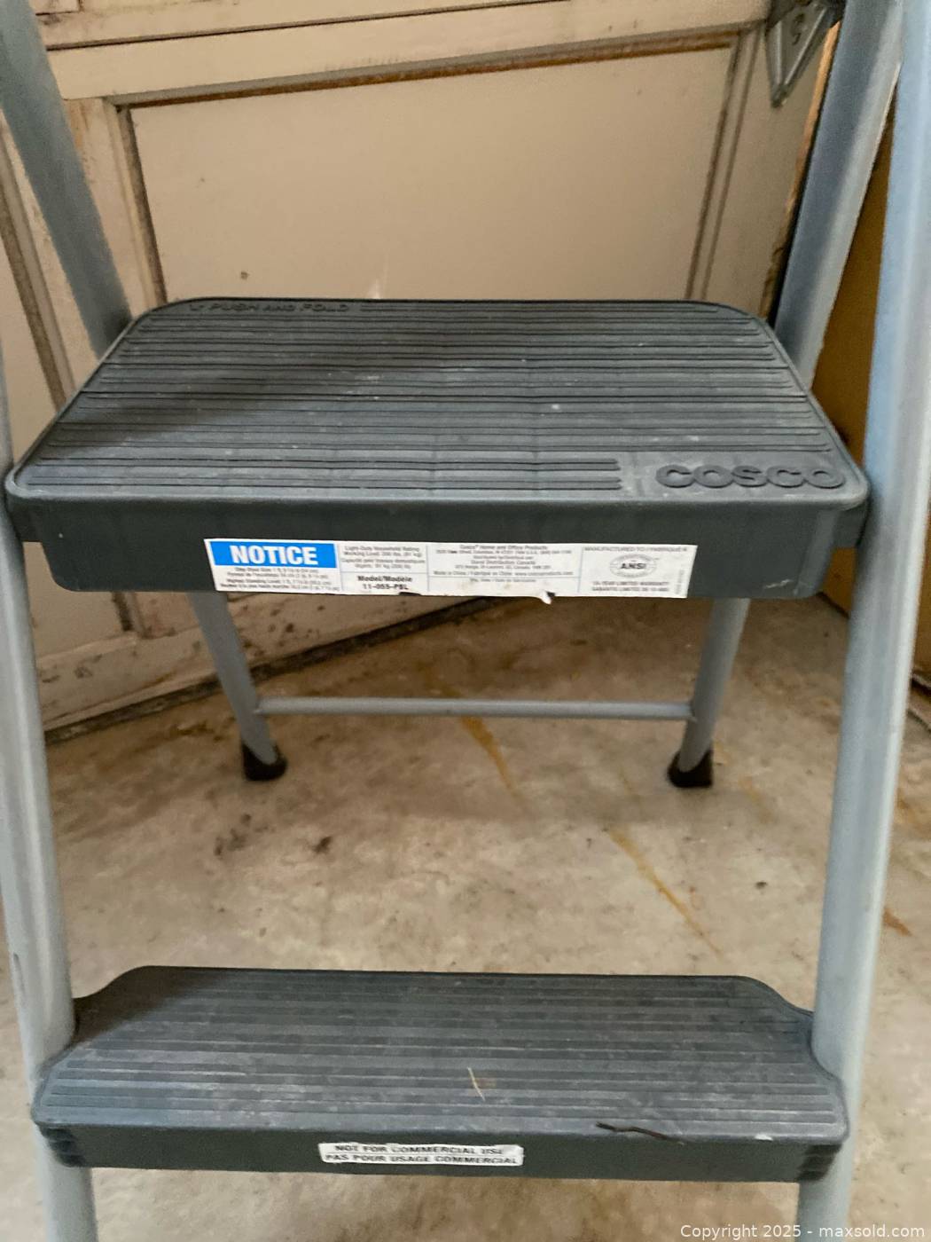 Cosco 2-step folding step ladder | Maxsold