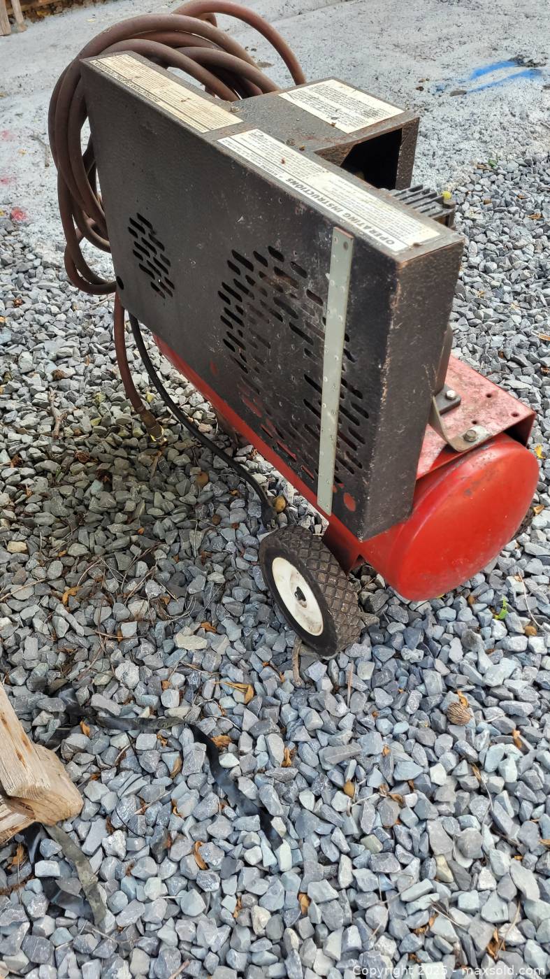 Sanborn 3/4 HP air compressor, hose | Maxsold
