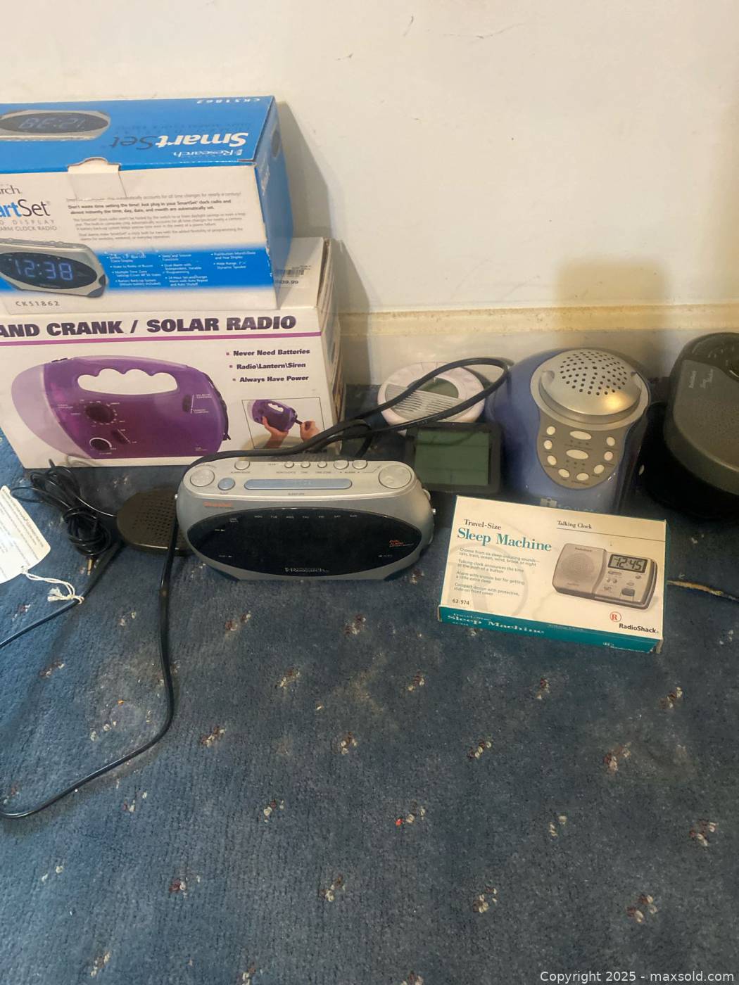 Alarm clock radios, hand-crank solar radio, sleep machines | Maxsold