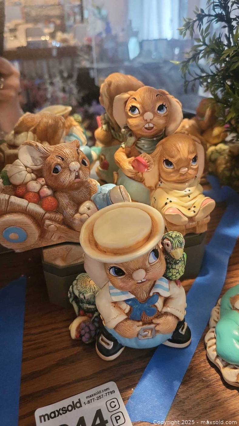 PenDelfin ceramic rabbit figurines | Maxsold