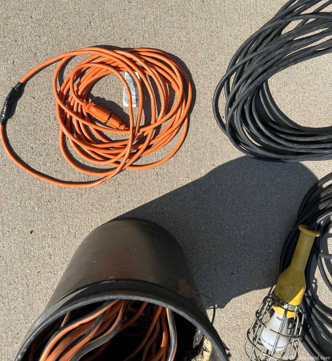Work lights, tripod and extension cords | Maxsold