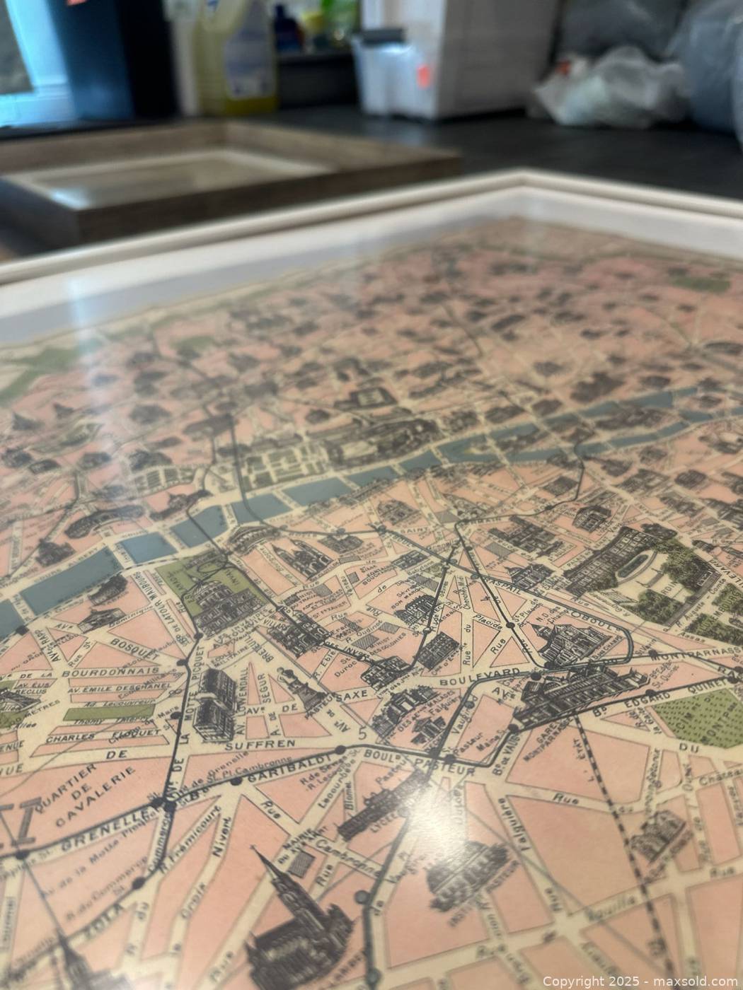 Assorted picture frames with Paris map print | Maxsold