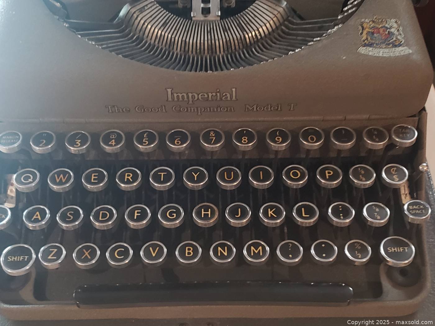 Imperial Good Companion Model T manual typewriter | Maxsold
