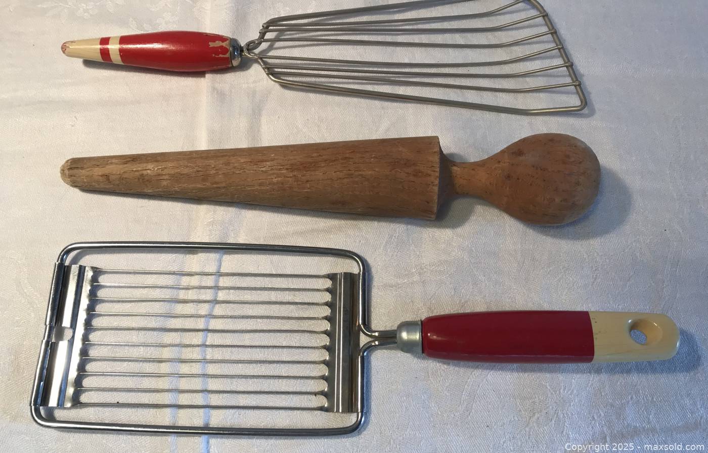 Vintage mid-century kitchen utensils | Maxsold
