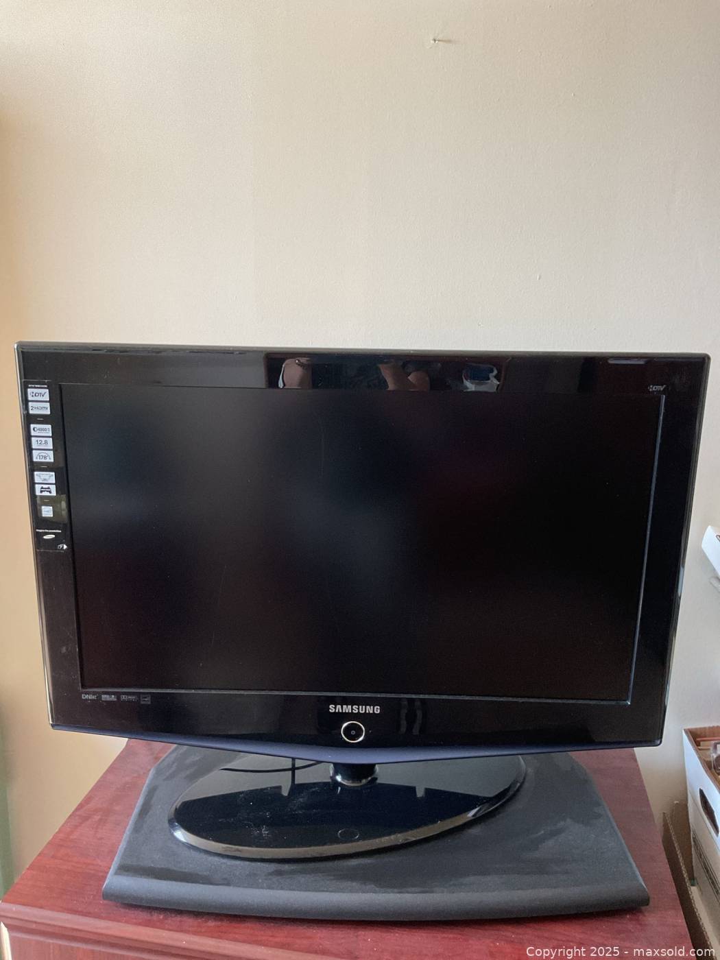 Samsung 32" flat screen TV with swivel base | Maxsold