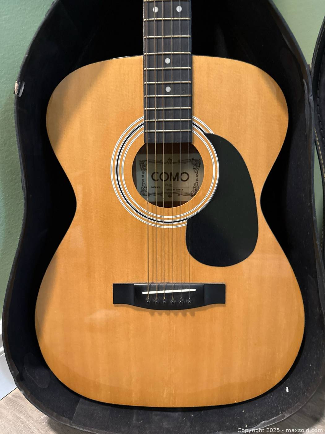 Como FG55 Acoustic Guitar with Carrying Case | Maxsold