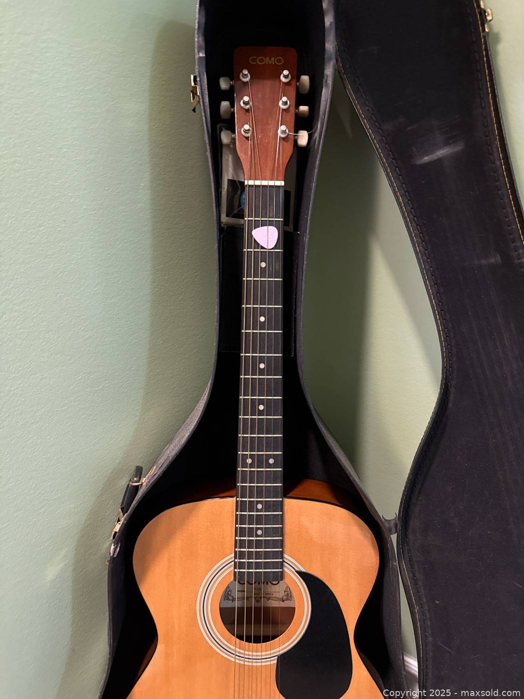 Como FG55 Acoustic Guitar with Carrying Case | Maxsold
