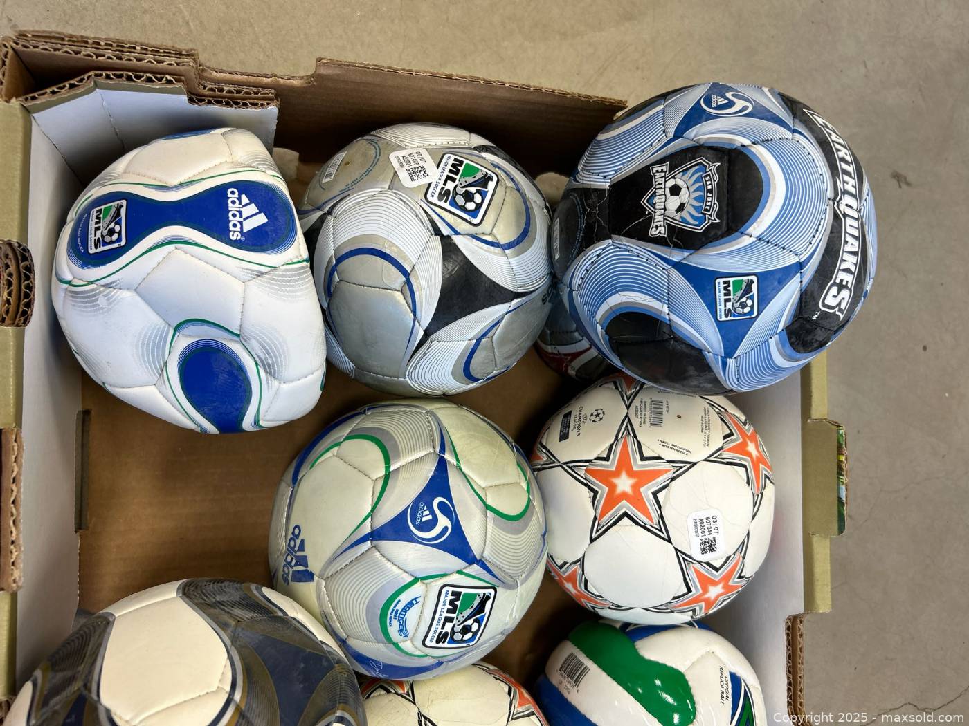 Mini replica soccer balls & mesh bags | Maxsold