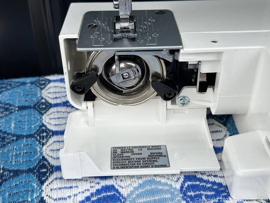 Janome 2212 Mechanical Sewing Machine with Accessories | Maxsold