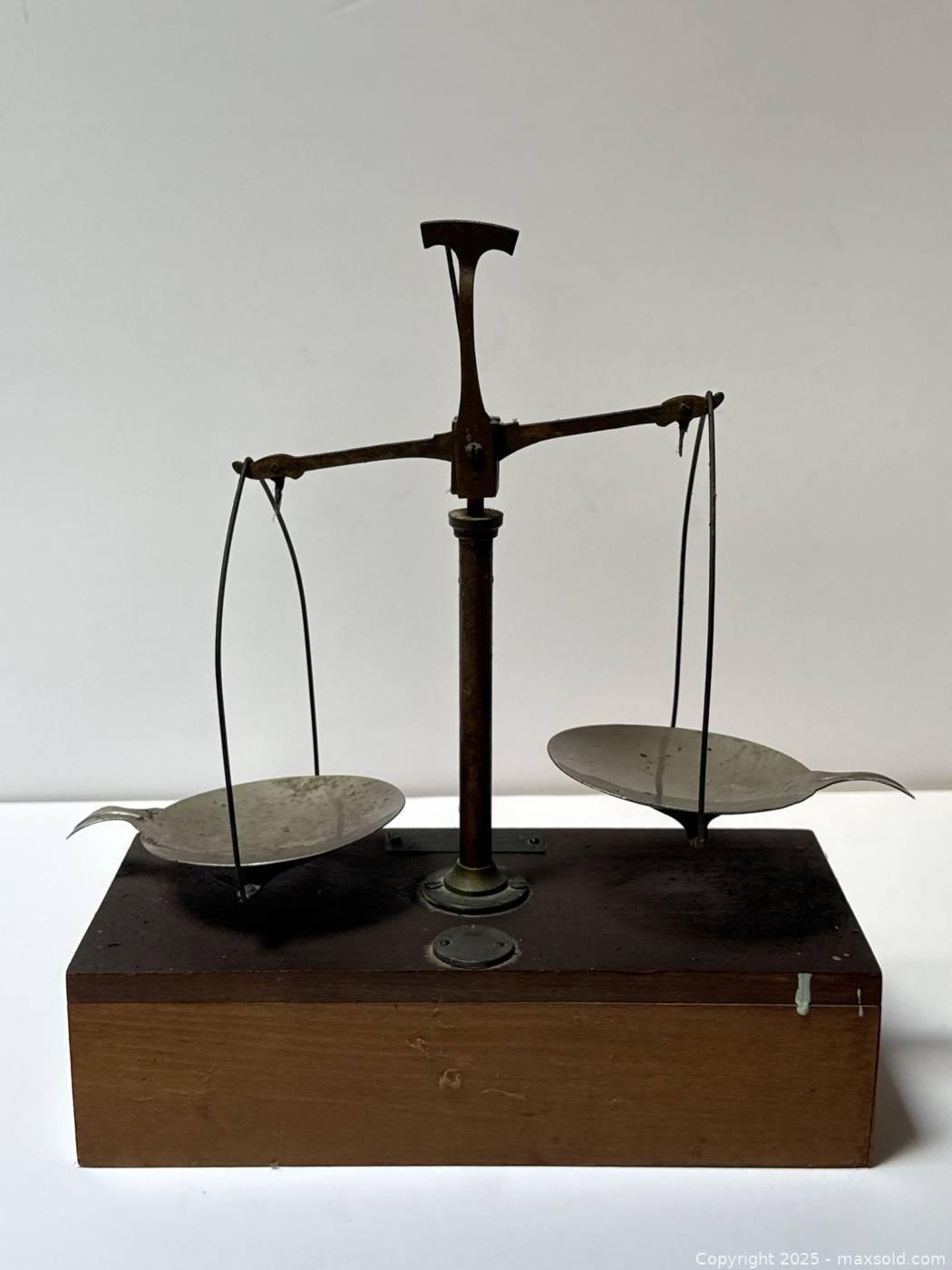 Henry Troemner half-ounce apothecary balance scale with weights | Maxsold