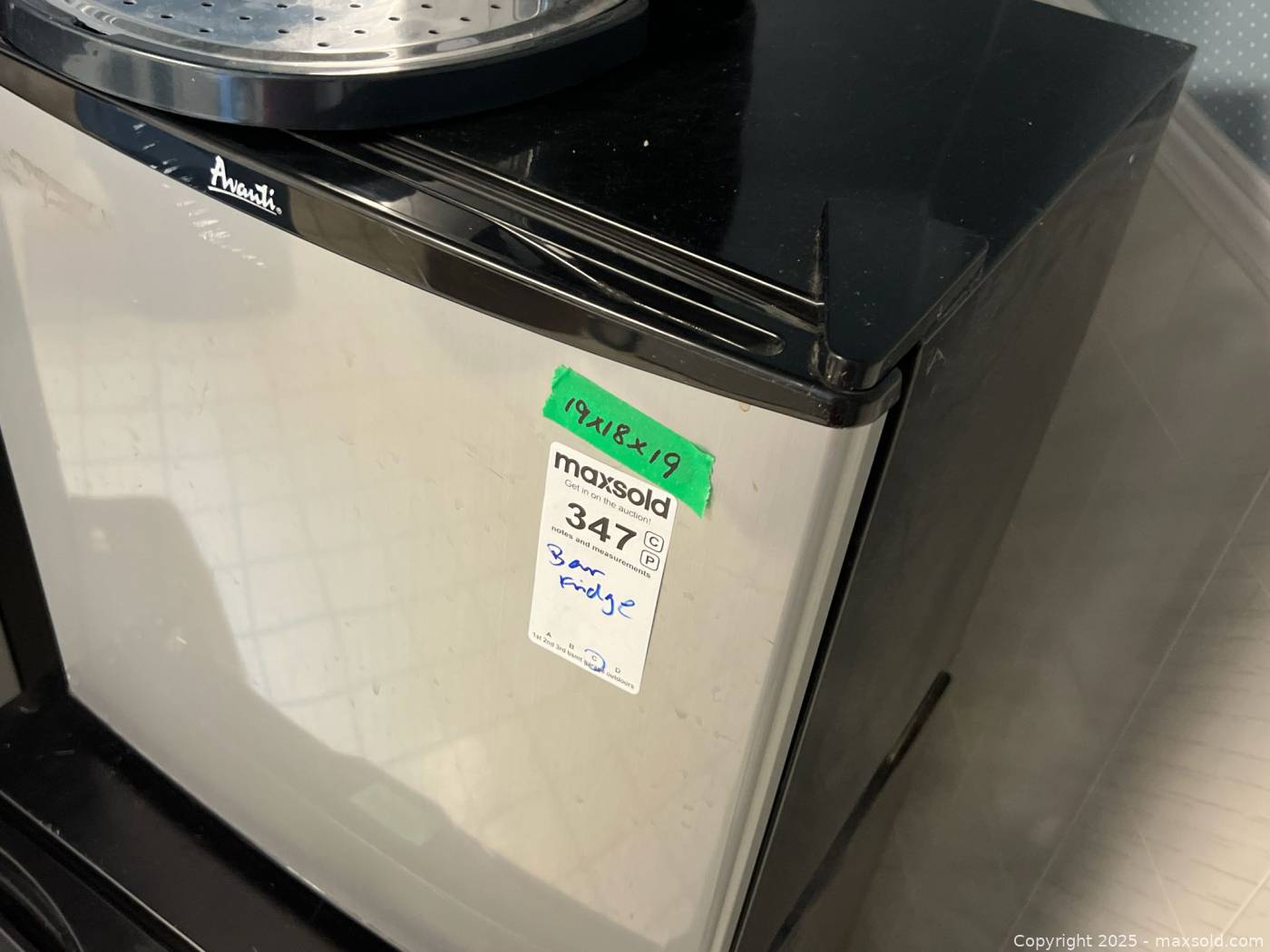Avanti Mini Bar Fridge 19x18x19 inches | Maxsold