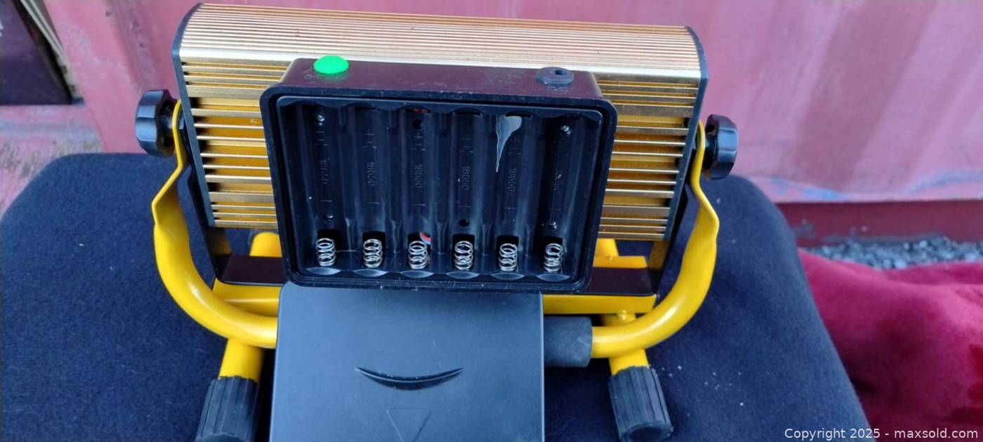 Portable yellow LED LED work light | Maxsold