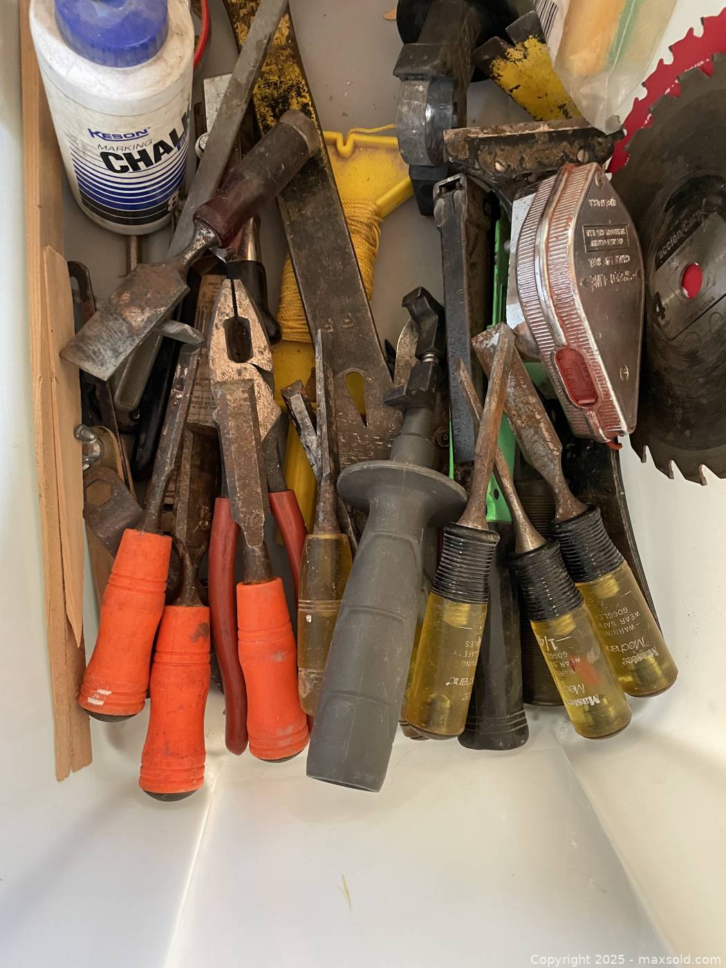 Bin of miscellaneous construction hand tools | Maxsold