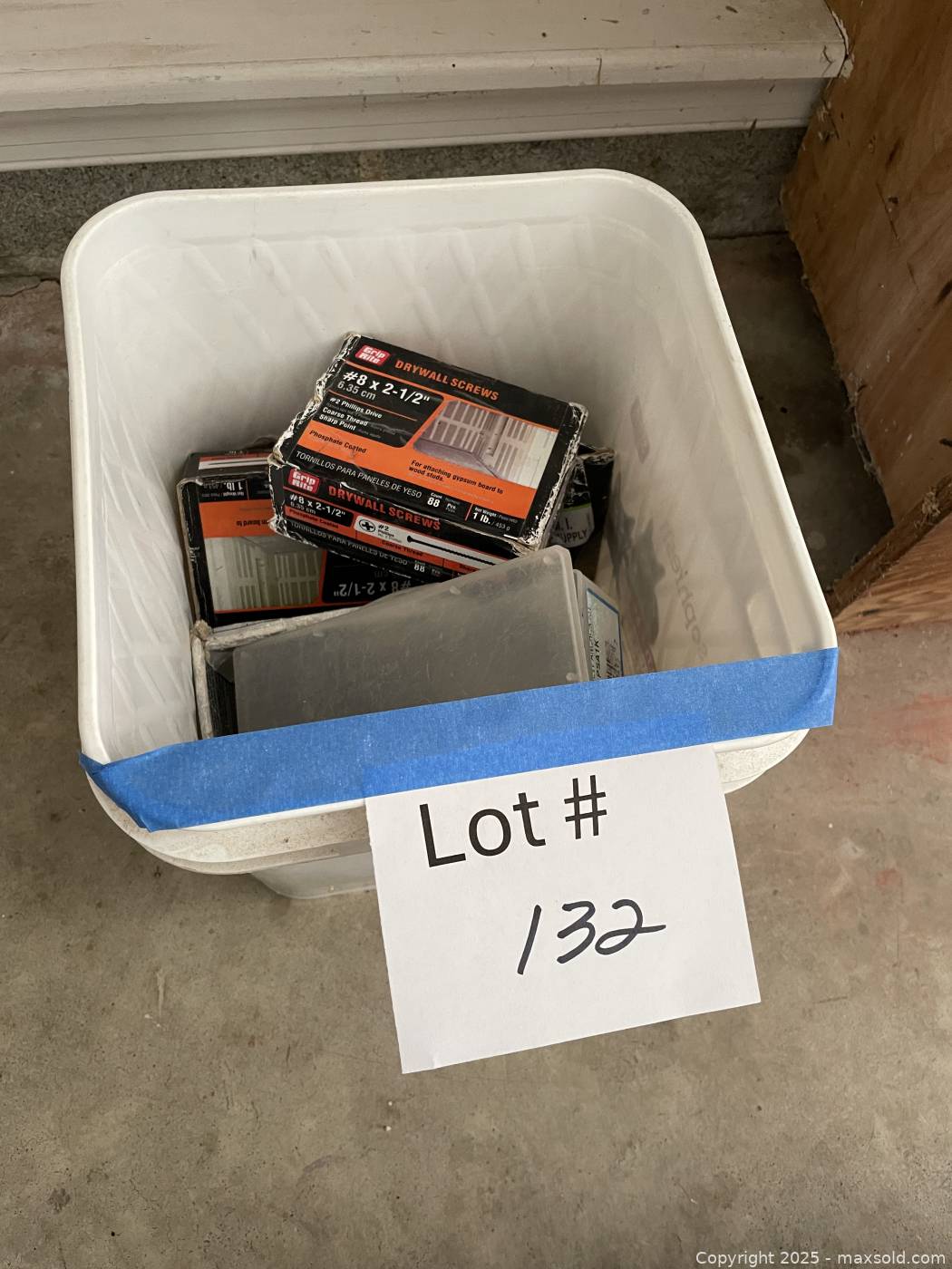 Bucket with assorted drywall screws | Maxsold