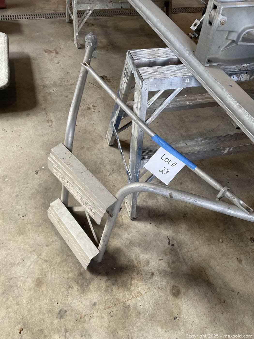 Aluminum ladder stabilizer attachment | Maxsold